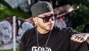 Smoky firma con Warner Music - Ritmo UrbanoRitmo Urbano